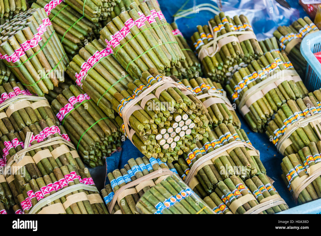 Myanmar cheroots -Fotos und -Bildmaterial in hoher Auflösung – Alamy