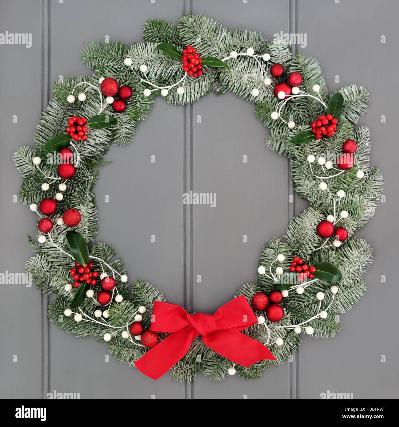 Weihnachten und Advent Kranz Dekoration mit roten Kugeln Dekorationen ...