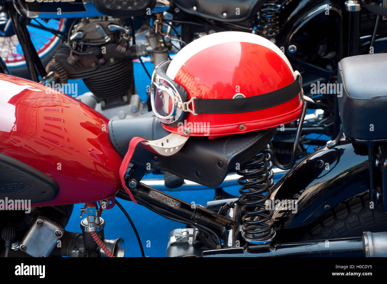 Motorradhelm aus nächster nähe -Fotos und -Bildmaterial in hoher ...