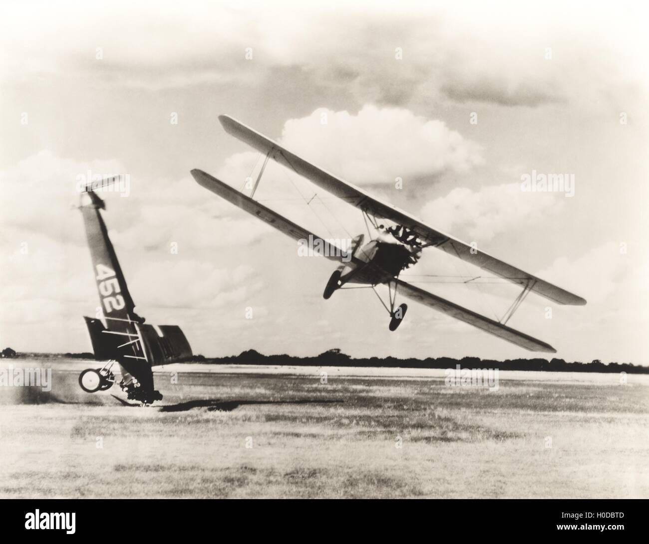 Doppeldecker fliegen vorbei Absturz auf Feld Stockfotografie - Alamy