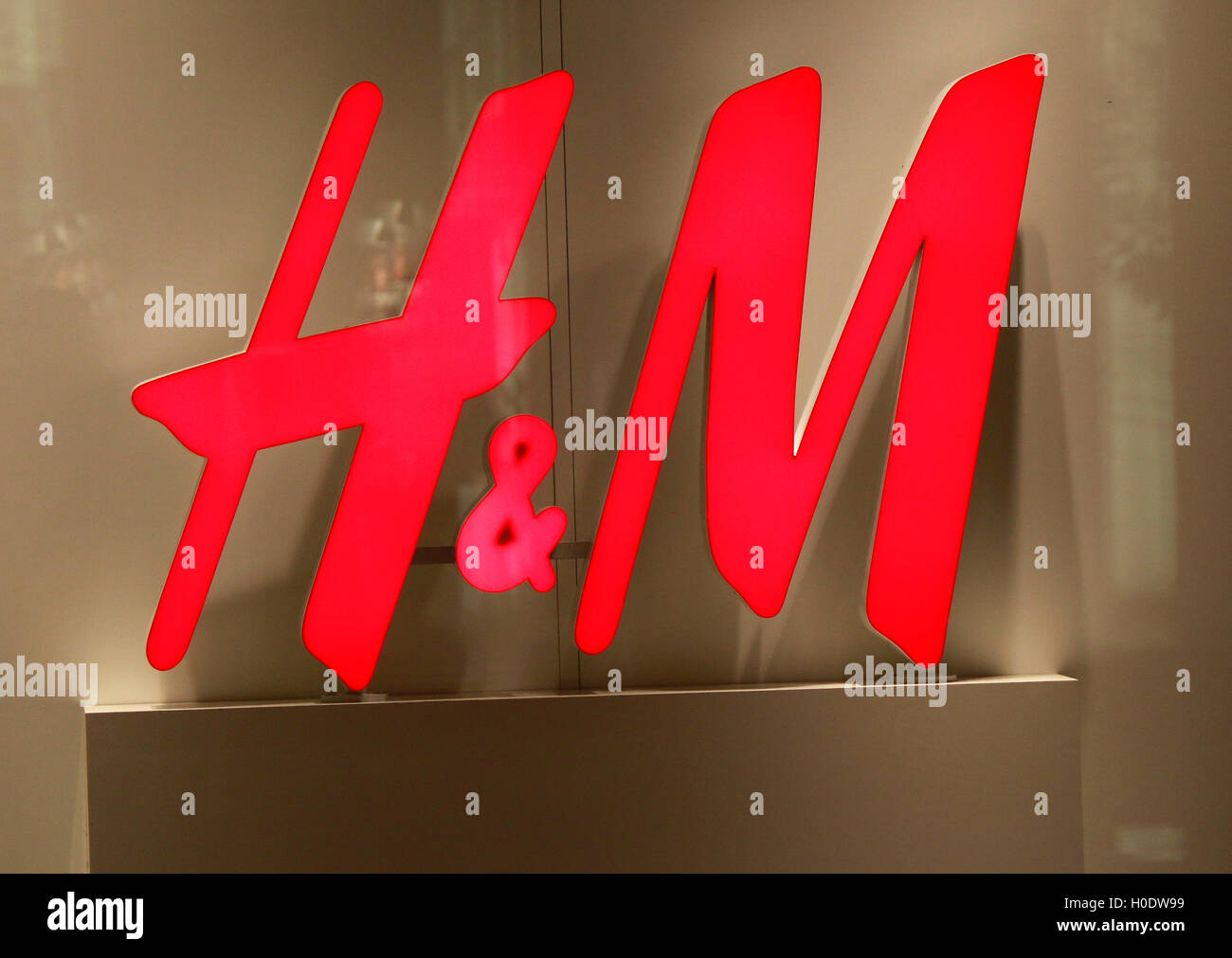H und m logo -Fotos und -Bildmaterial in hoher Auflösung – Alamy