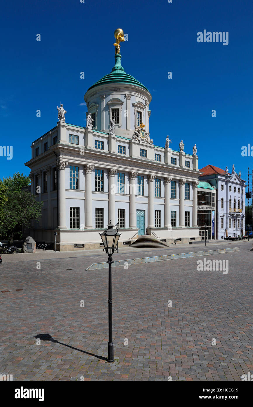 Obelisk und altes rathaus am alten markt -Fotos und -Bildmaterial in ...