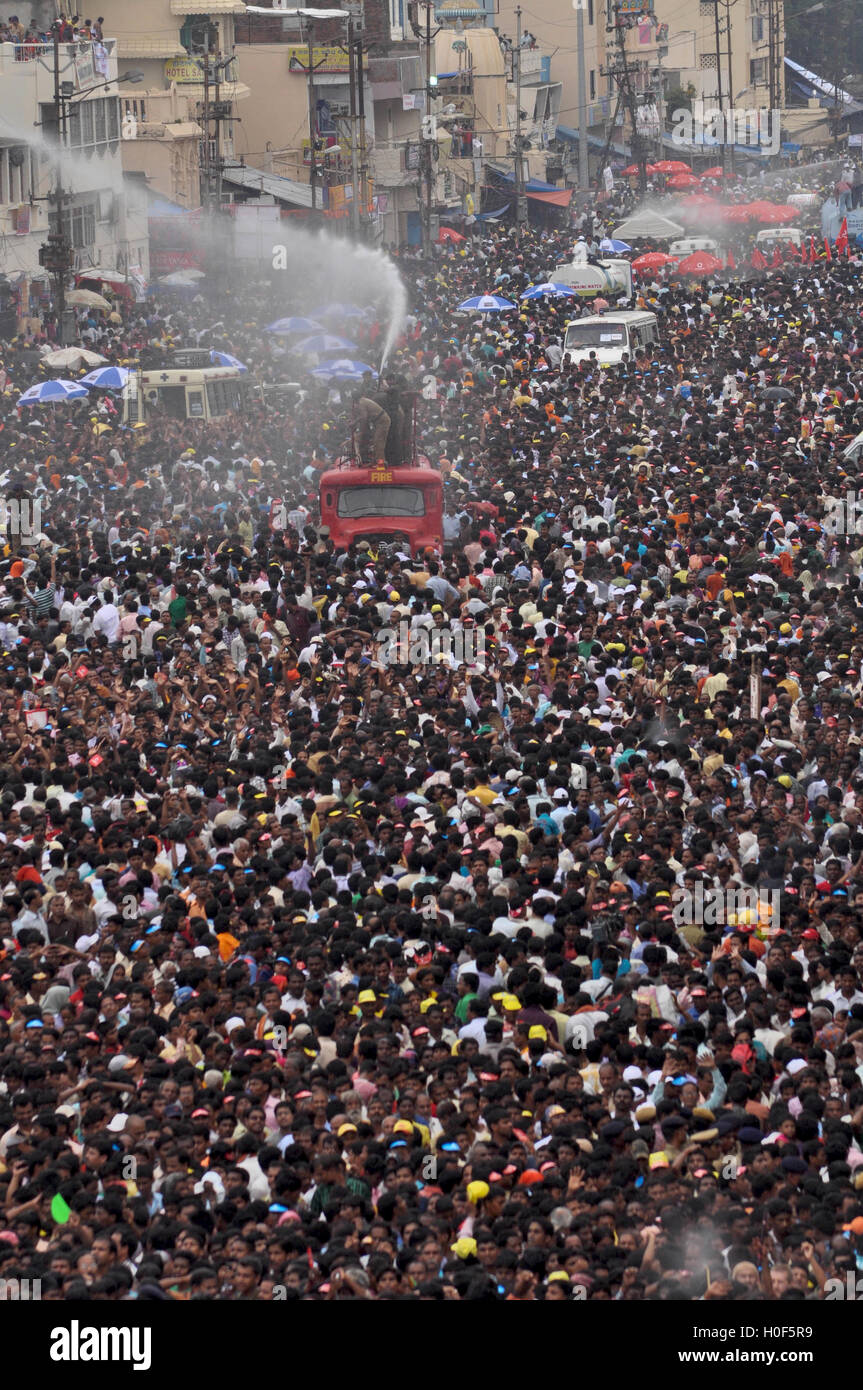 Puri, Odisha, Indien - 3. Juli 2011: Feuerwehr Personal mit ...