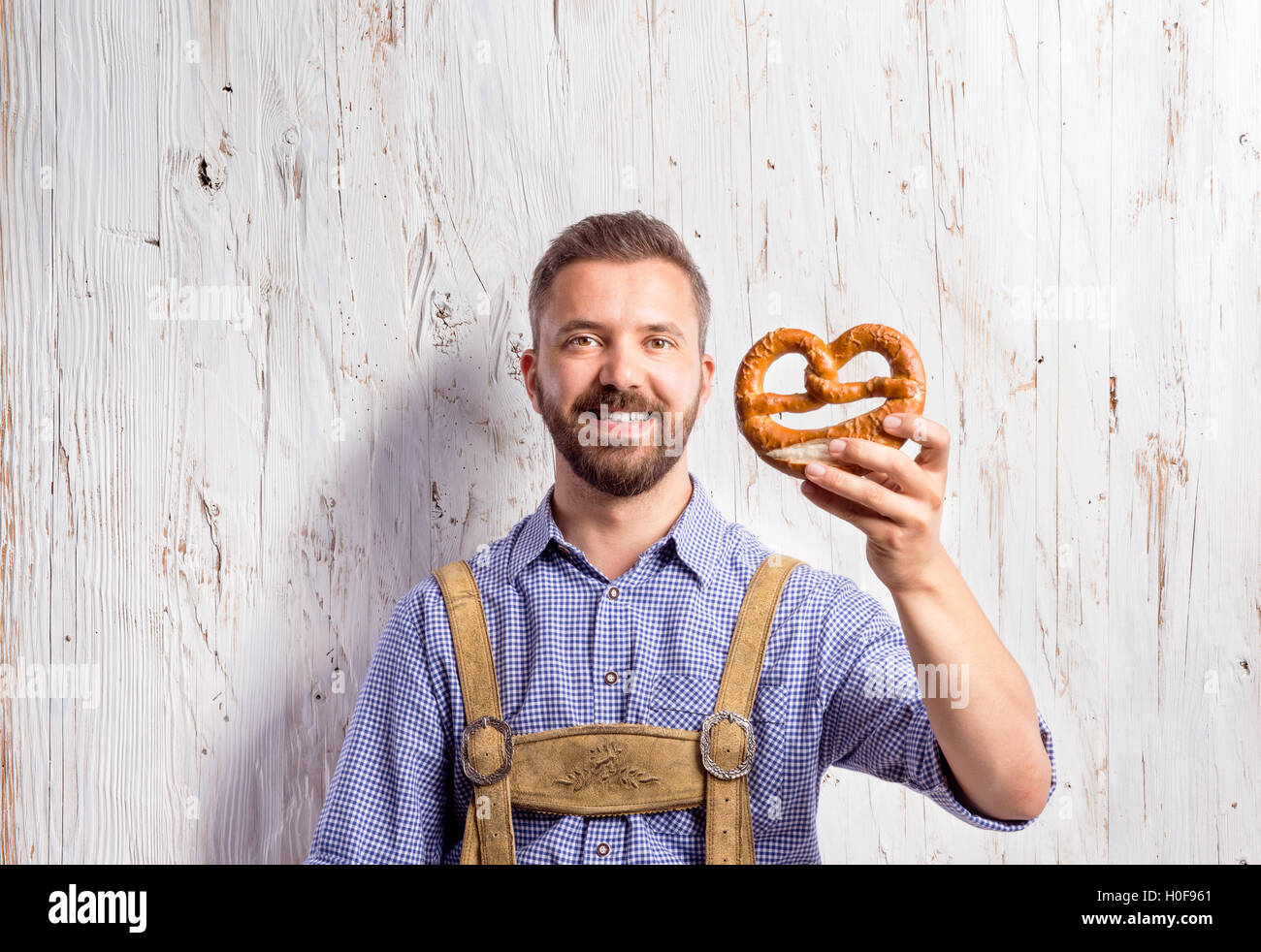 Mann in bayerischer Tracht mit Brezel Stockfotografie - Alamy