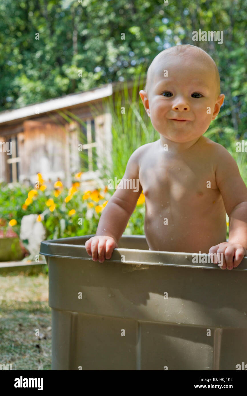 Badender junge -Fotos und -Bildmaterial in hoher Auflösung – Alamy