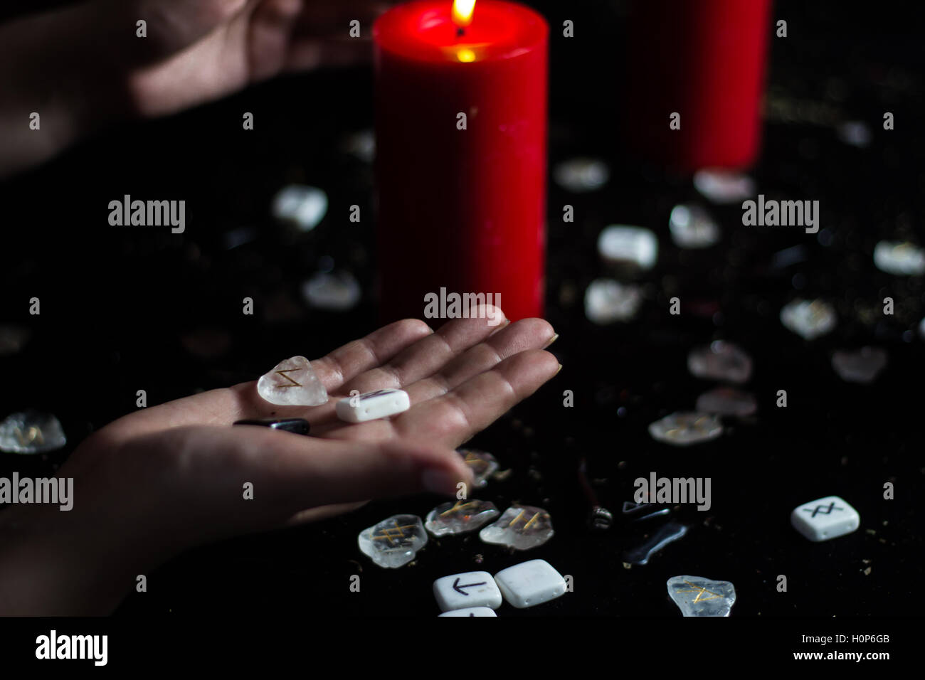 Runen in der Hand der Hexe Stockfotografie - Alamy