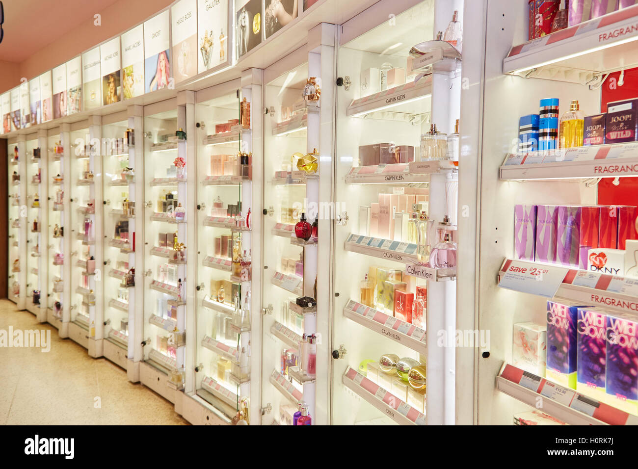 Store interior perfume -Fotos und -Bildmaterial in hoher Auflösung – Alamy