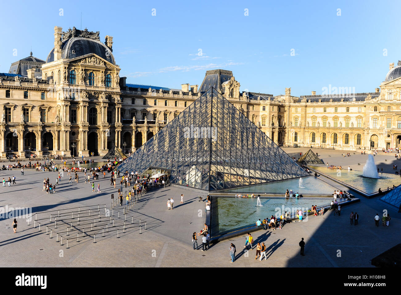 Paris, Frankreich. Musée du Louvre ist eines der größten Museen der Welt und das meistbesuchte ...