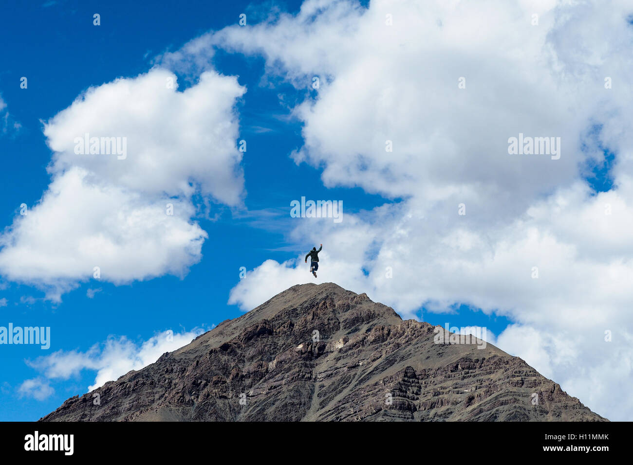 Fröhliche menschen springen -Fotos und -Bildmaterial in hoher Auflösung ...