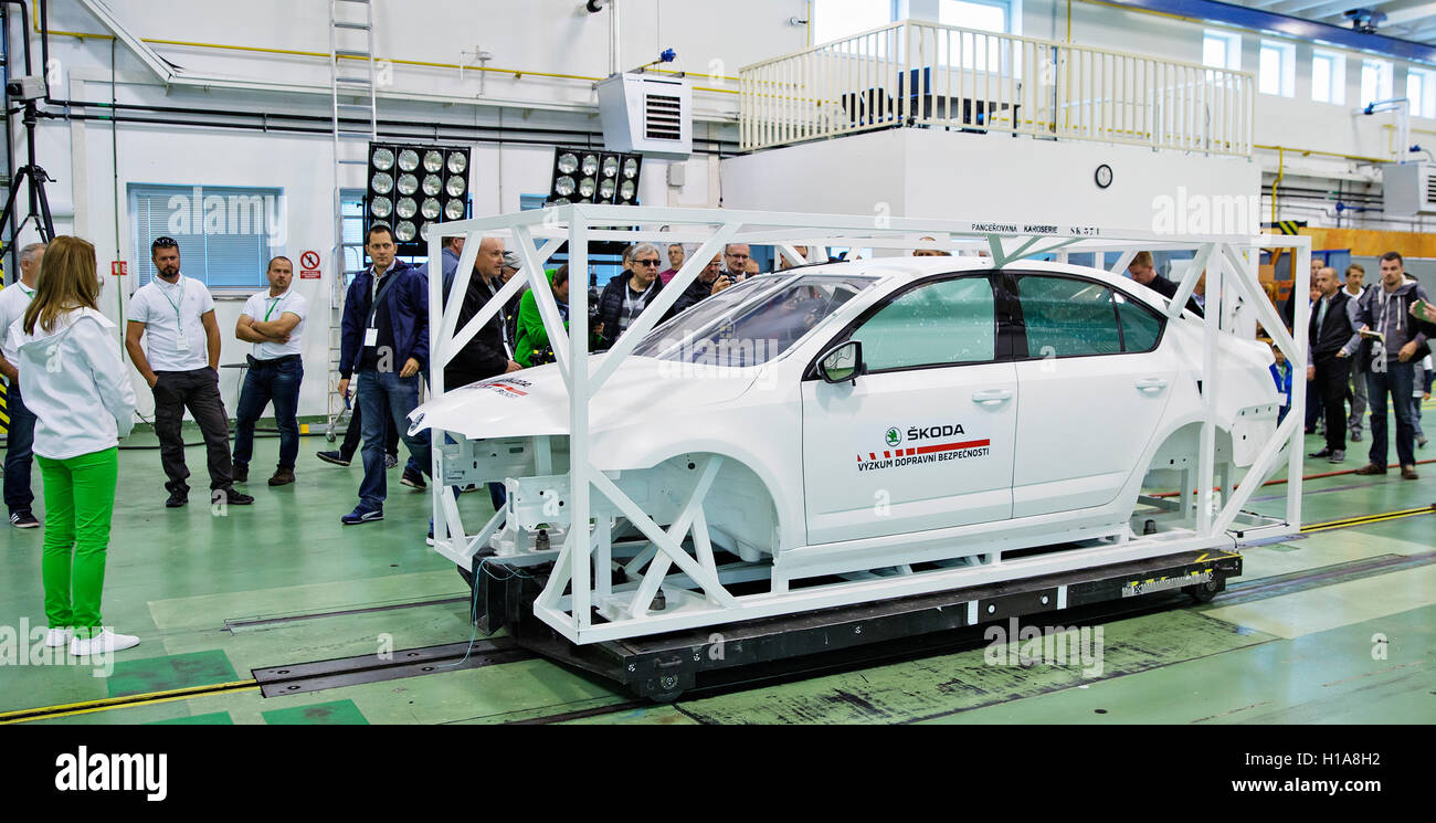 Skoda Auto, Schlitten Test, Crash test dummy Oscar, Sicherheitsgurte ...