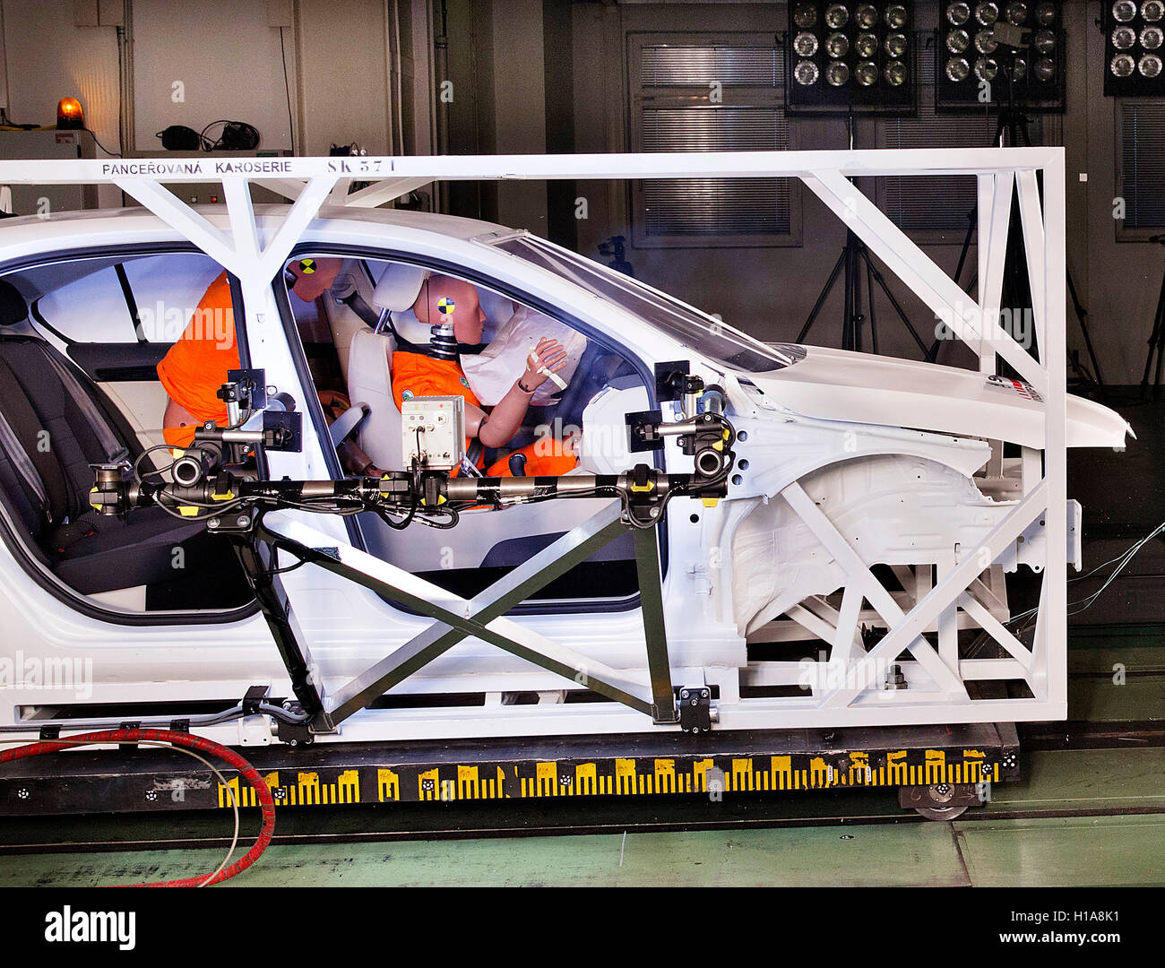 Skoda Auto, Schlitten Test, Crash test dummy Oscar, Sicherheitsgurte ...