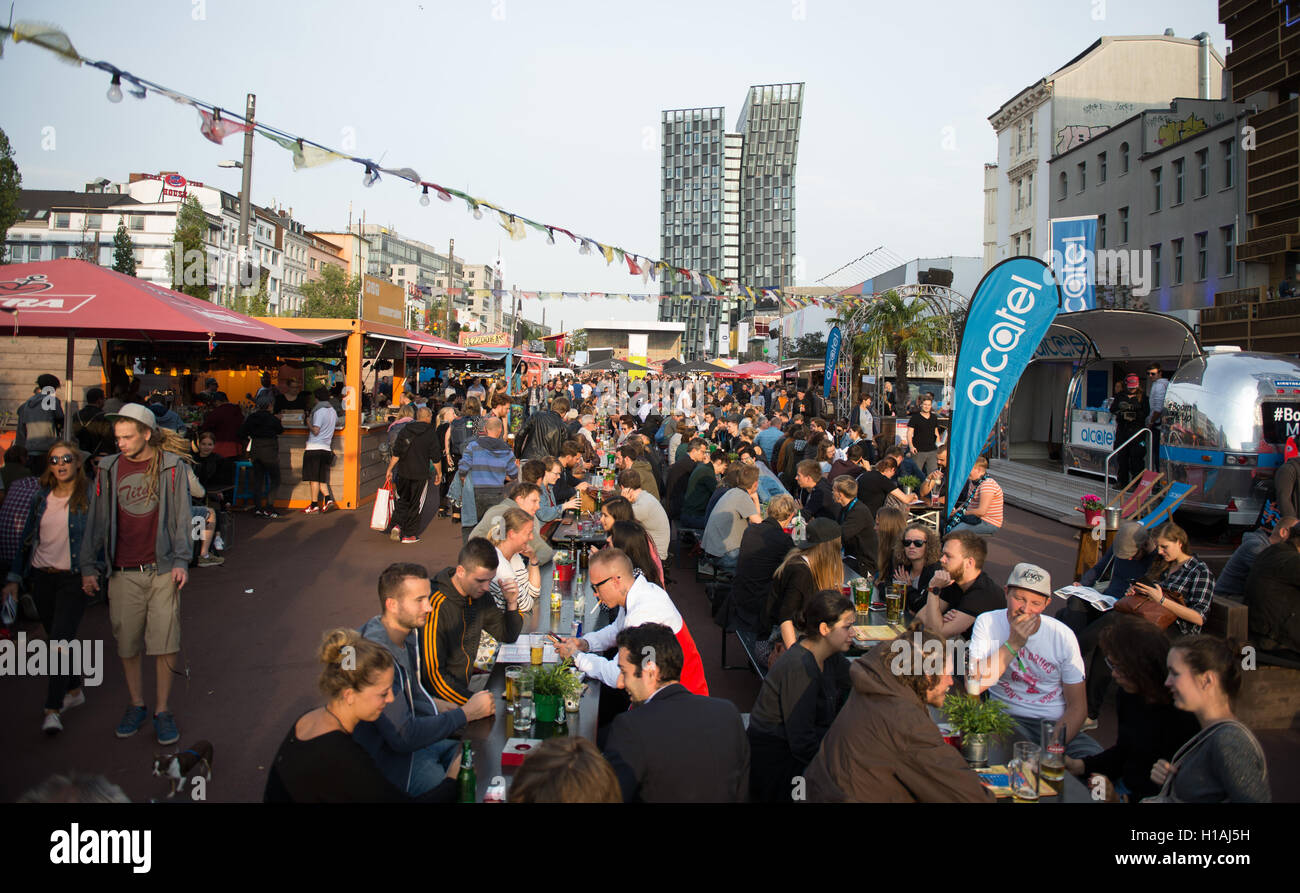 Menschen besuchen das Reeperbahn Festival in Hamburg, Deutschland, 22 ...