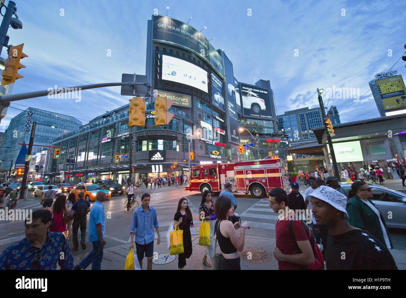 Dundas square night -Fotos und -Bildmaterial in hoher Auflösung – Alamy