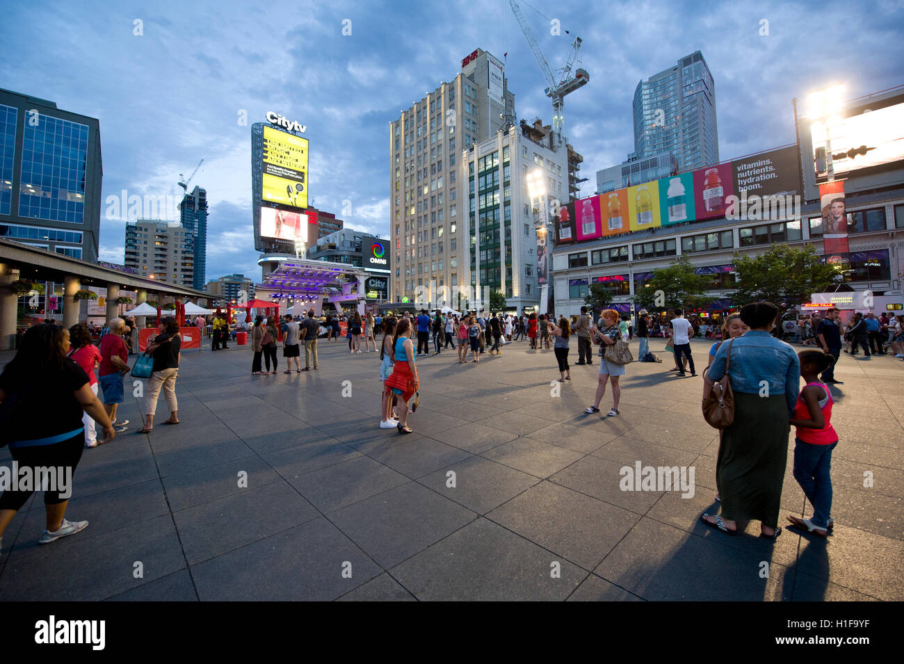 Dundas square night -Fotos und -Bildmaterial in hoher Auflösung – Alamy