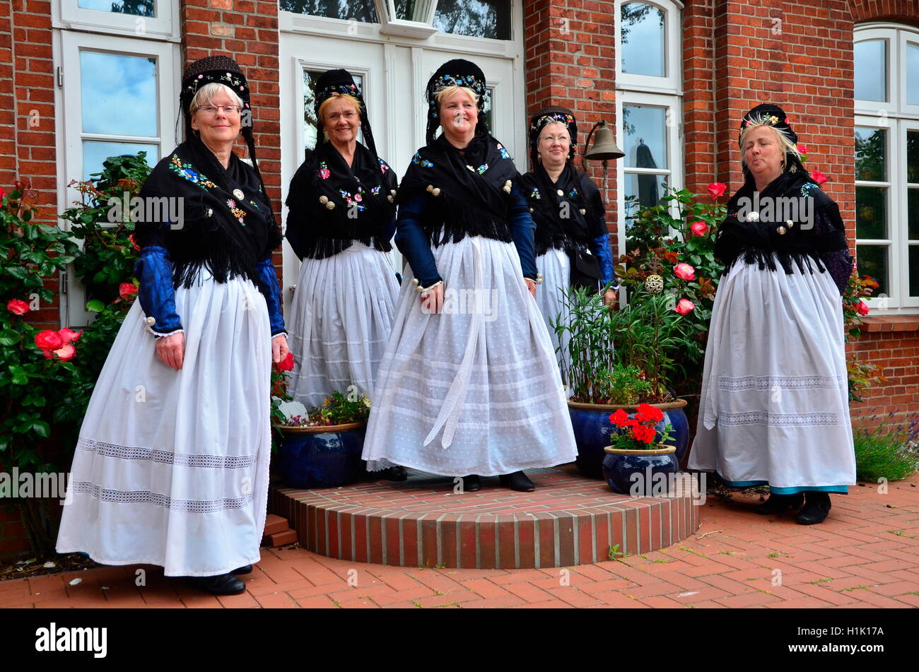 Frauen, Tracht, Trachtentanzgruppe, Nordseeinsel Pellworm, Schleswig ...