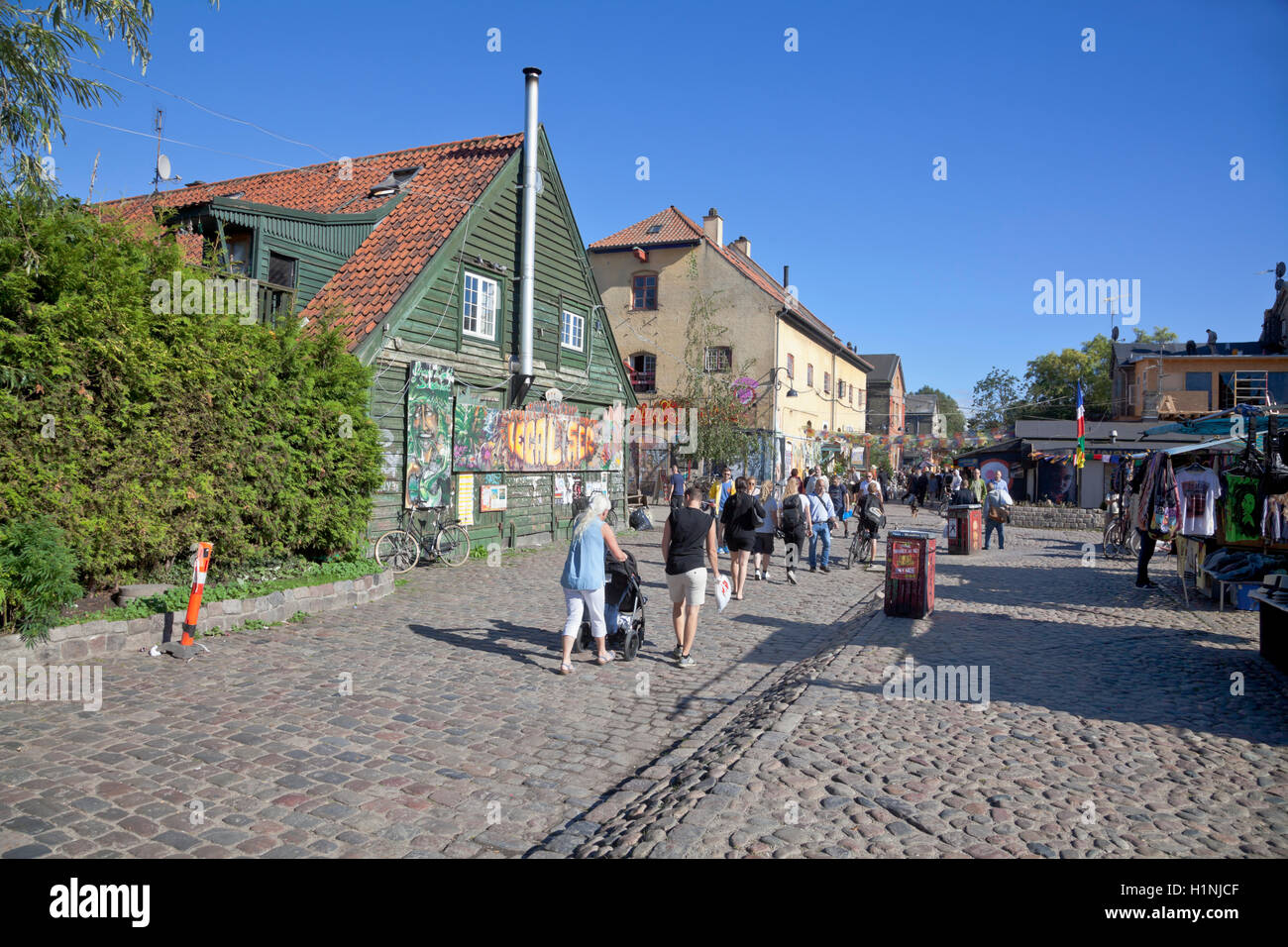 Touristen und Besucher in der Pusher Street in Freetown Christiania ...