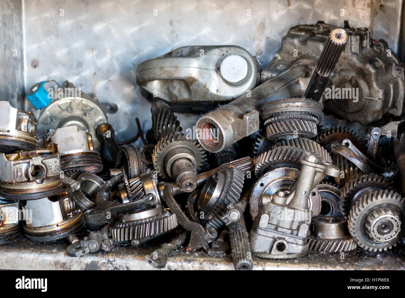Old auto parts -Fotos und -Bildmaterial in hoher Auflösung – Alamy
