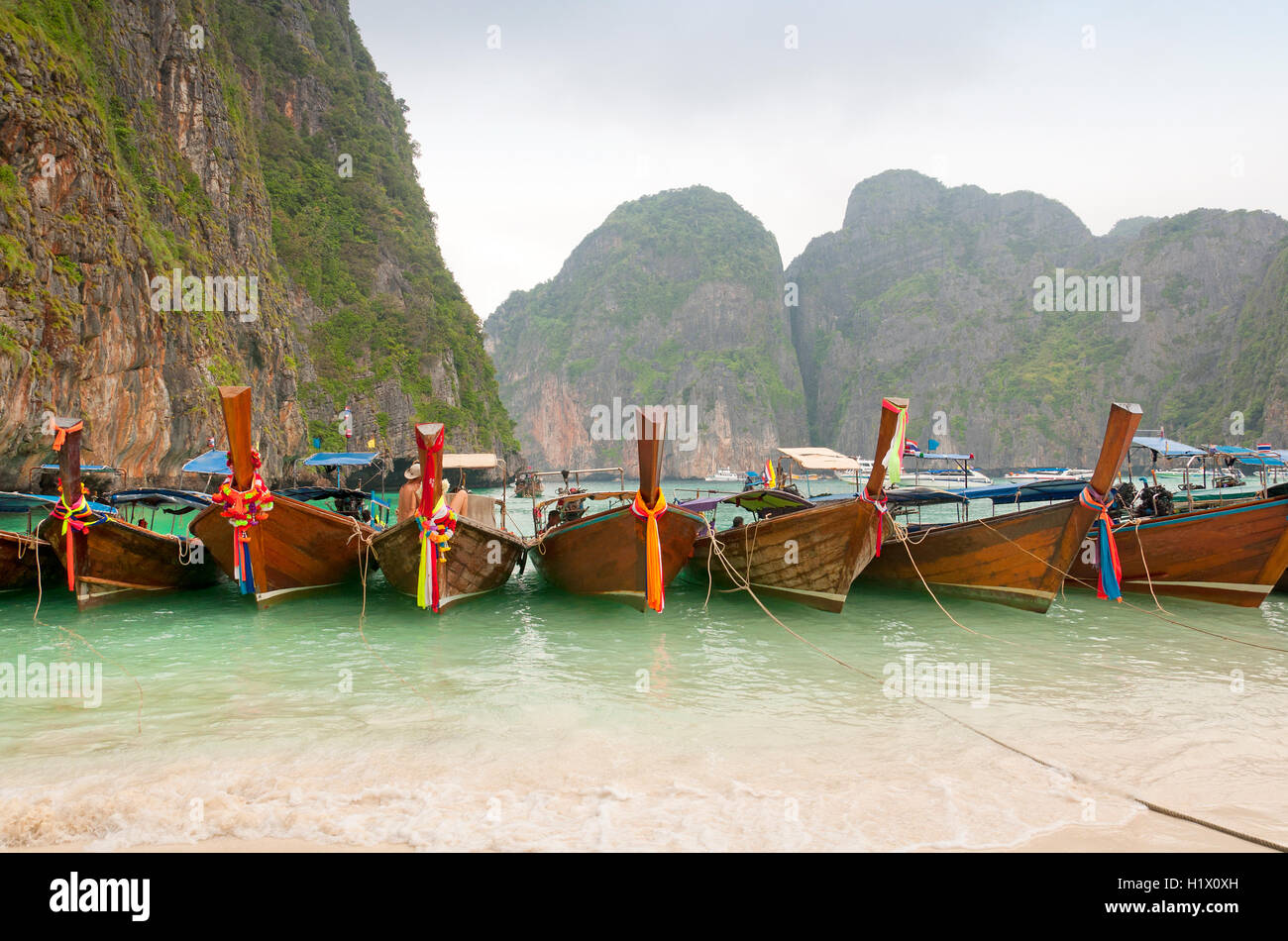 Boote aufgereiht an der Maya Bay befindet sich auf der Insel Phi Phi ...