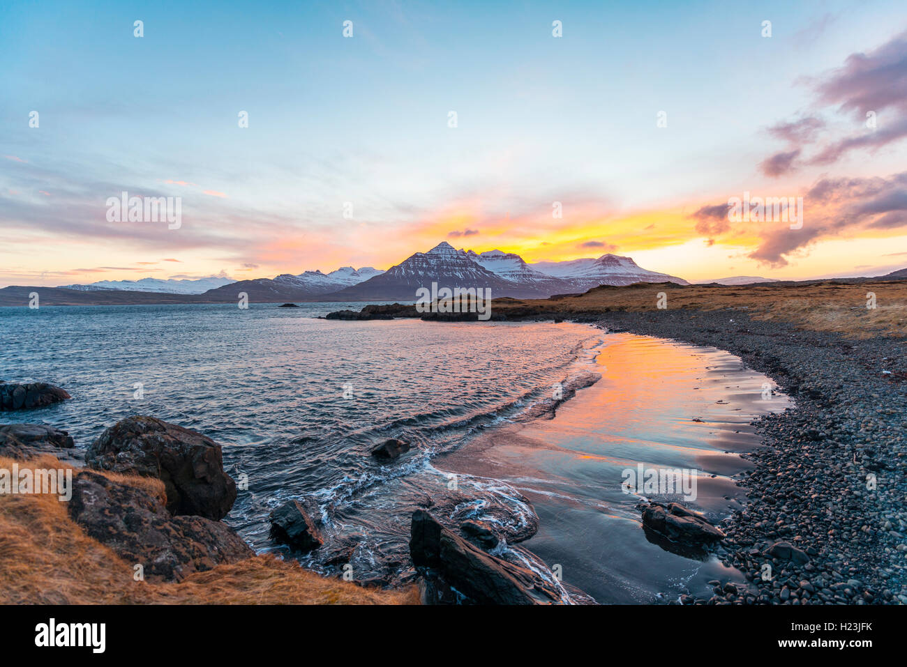 Sonnenuntergang über schneebedeckte Berge, schwarzen Strand in ...
