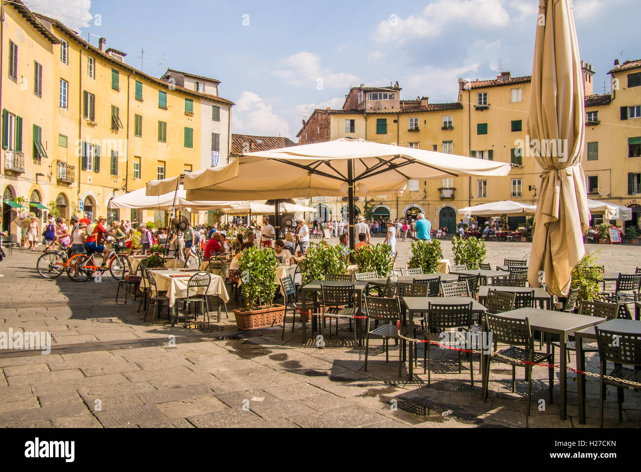Piazza "Anfiteatro Romano", Lucca, Toskana, Italien Stockfotografie - Alamy