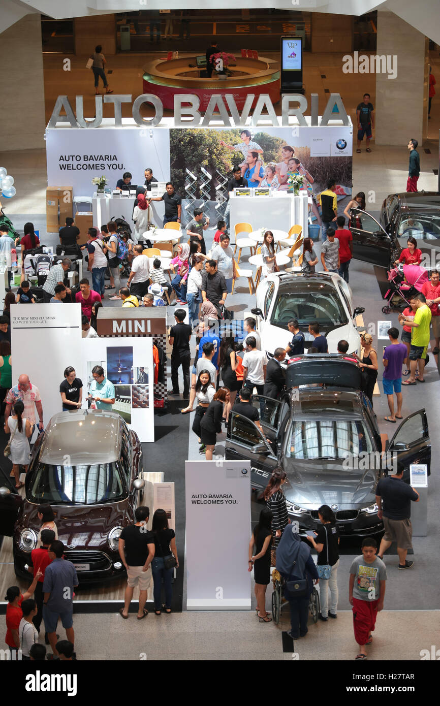 BMW und Mini cooper Roadshow 2016 in der Pavillon Shopping Mall, Kuala ...