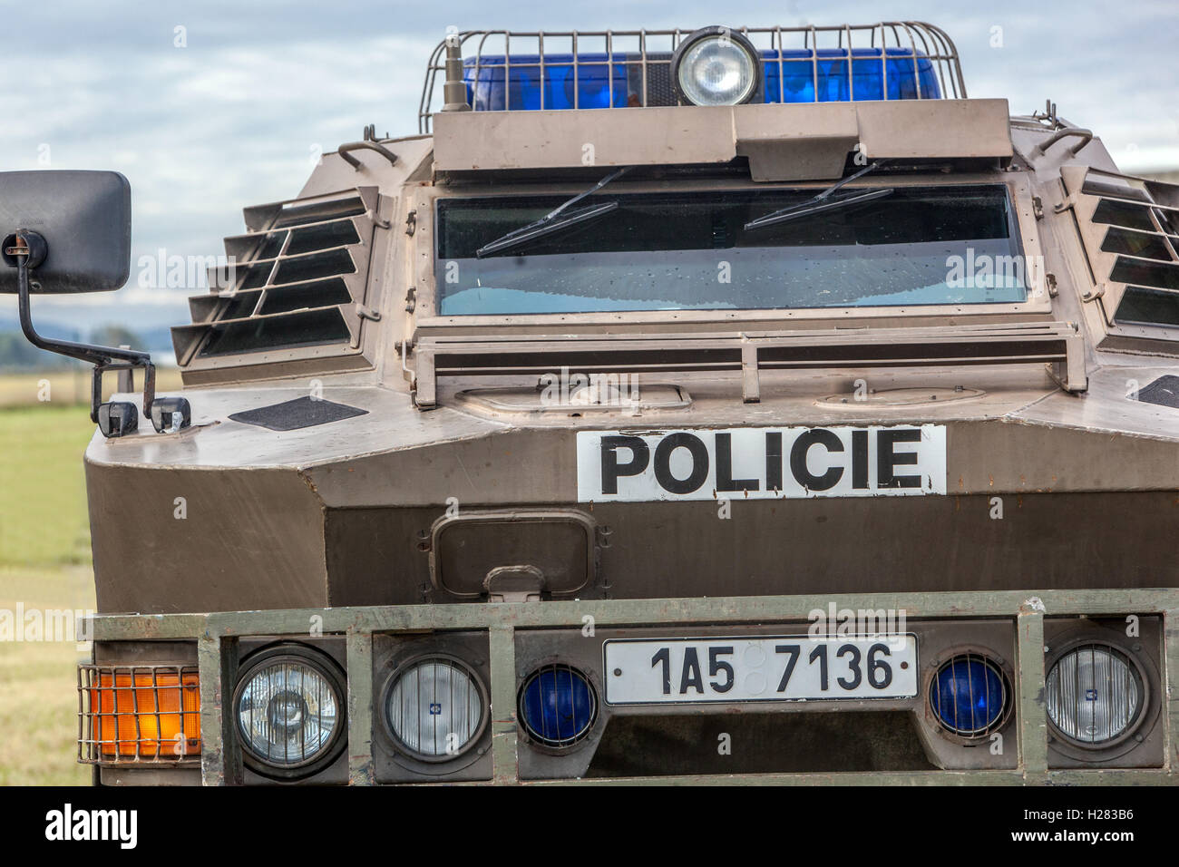 Gepanzerte polizeifahrzeuge -Fotos und -Bildmaterial in hoher Auflösung ...