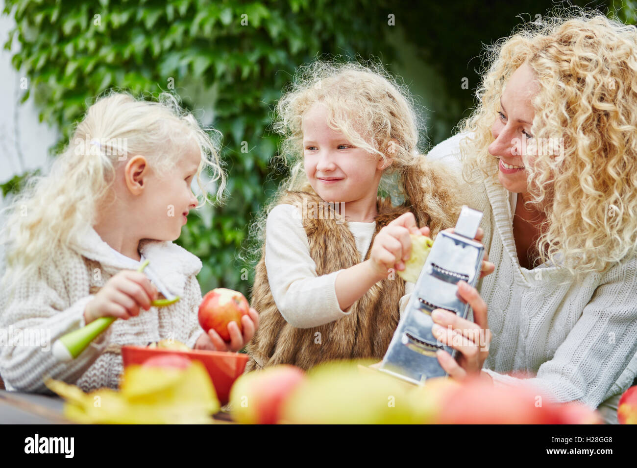 Apfel reibe -Fotos und -Bildmaterial in hoher Auflösung – Alamy