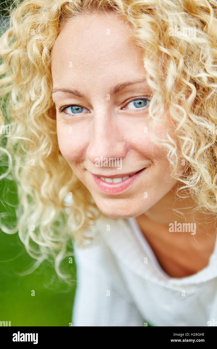Locken fallen -Fotos und -Bildmaterial in hoher Auflösung – Alamy