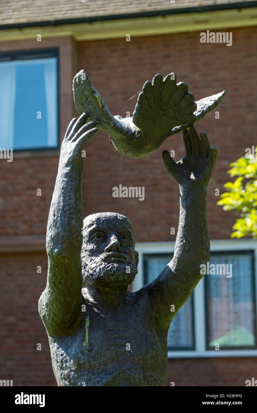 "Noah und die Taube", eine Skulptur von Simon Manby 2006, St. Johannes ...