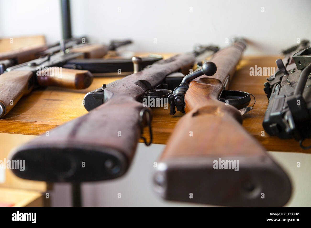 Weapons on the table -Fotos und -Bildmaterial in hoher Auflösung – Alamy