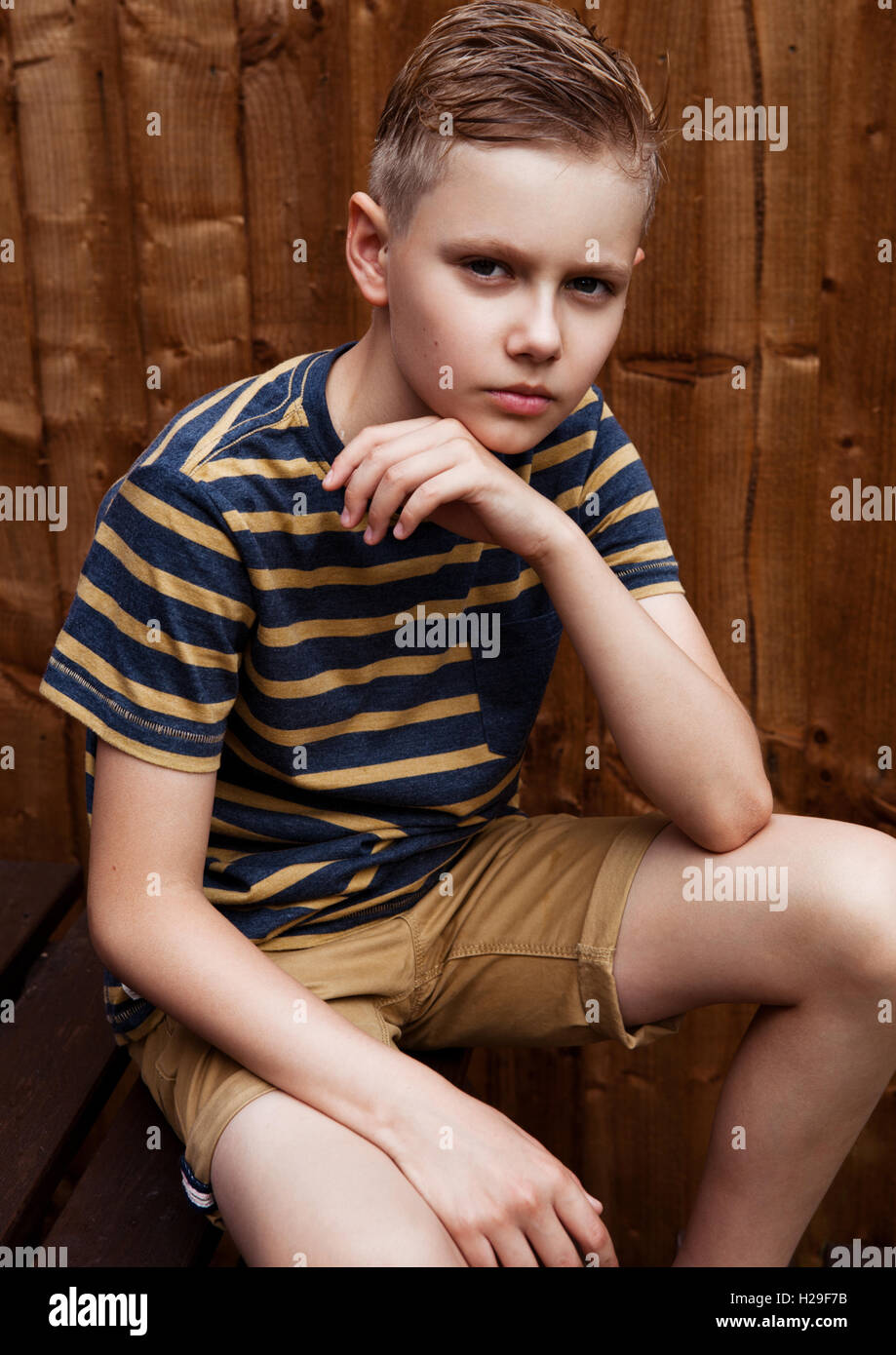 Porträt von hübscher Teenager glücklich junge outdoor im Hinterhof ...