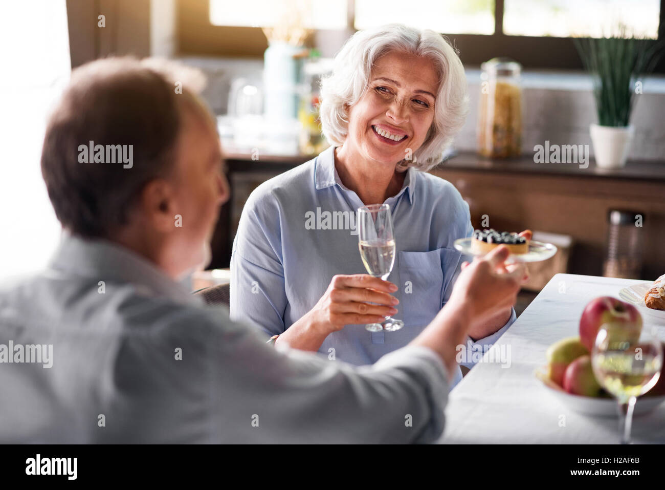 Glad smiley -Fotos und -Bildmaterial in hoher Auflösung – Alamy