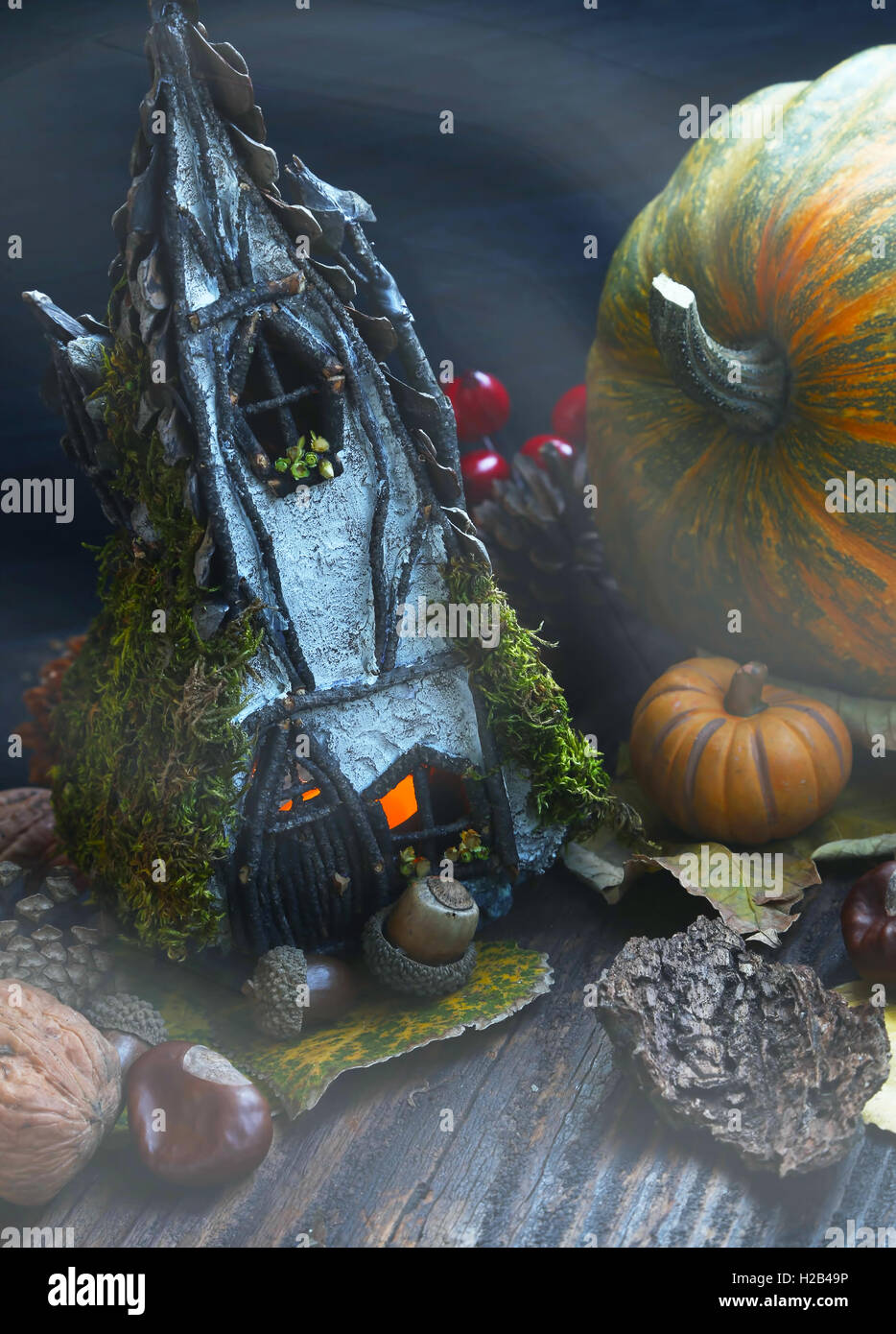 Herbst Märchen Hexe Haus Halloween-Dekoration mit Deko Kürbisse ...