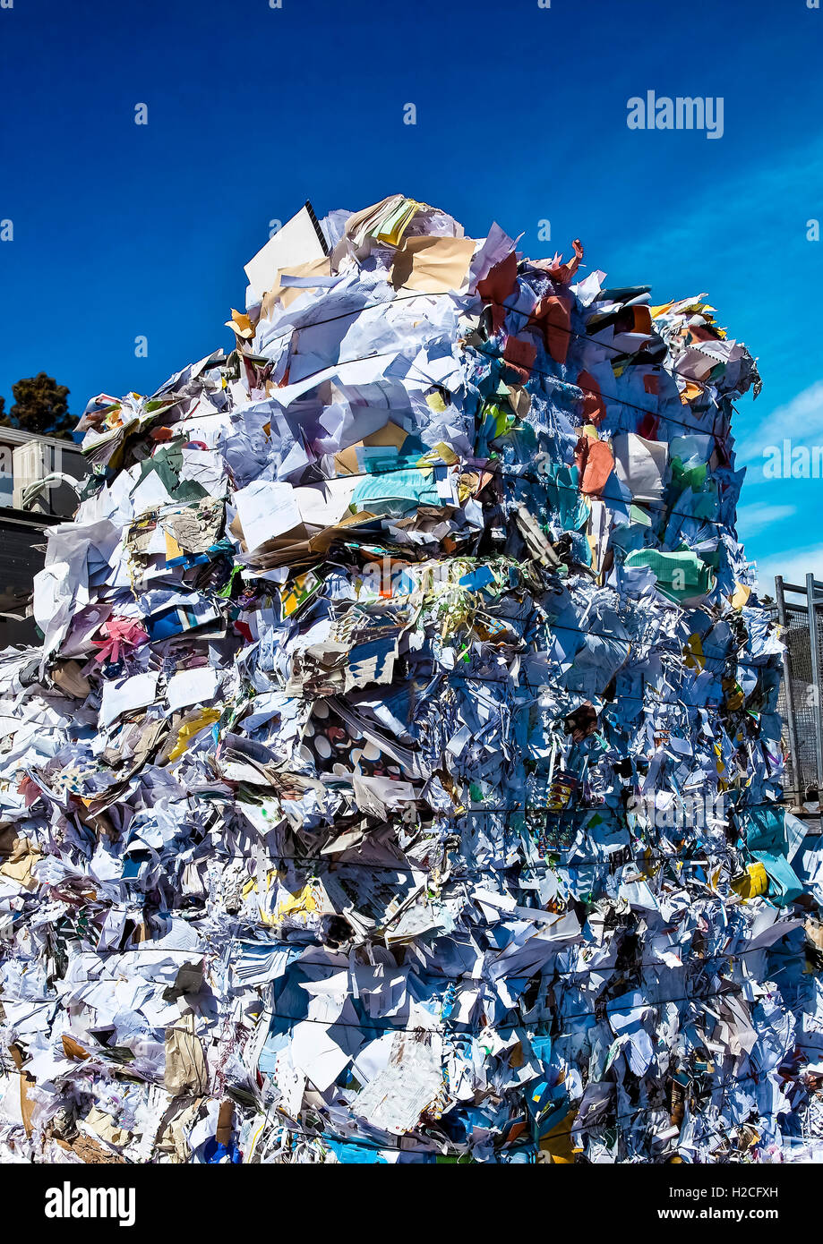 Komprimierte Blöcke von Papier und Pappe für das recycling bereit ...