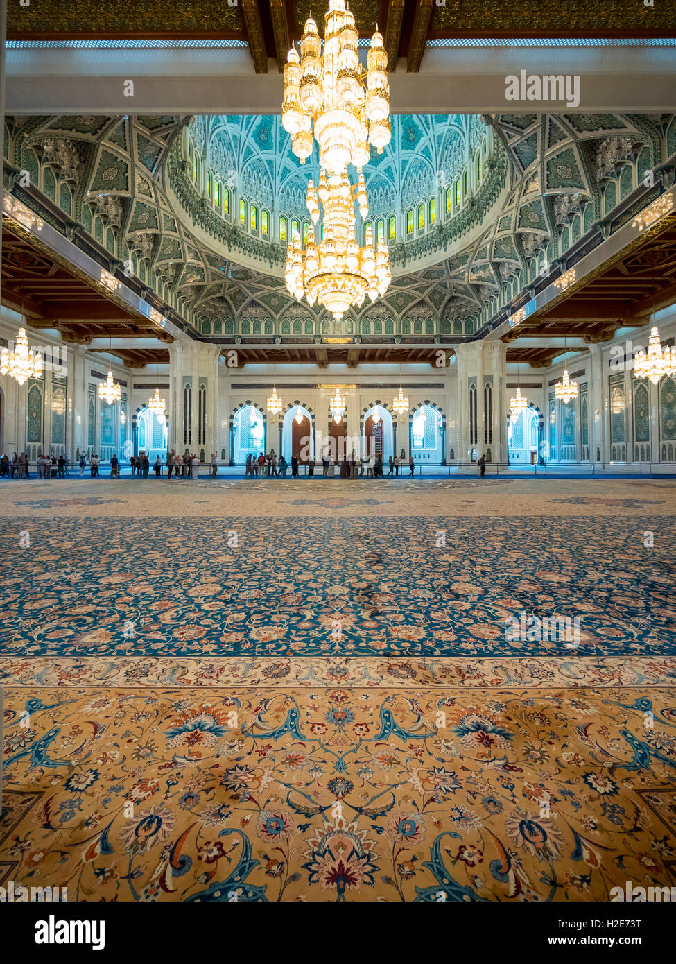 Muscat oman mosque carpet -Fotos und -Bildmaterial in hoher Auflösung ...