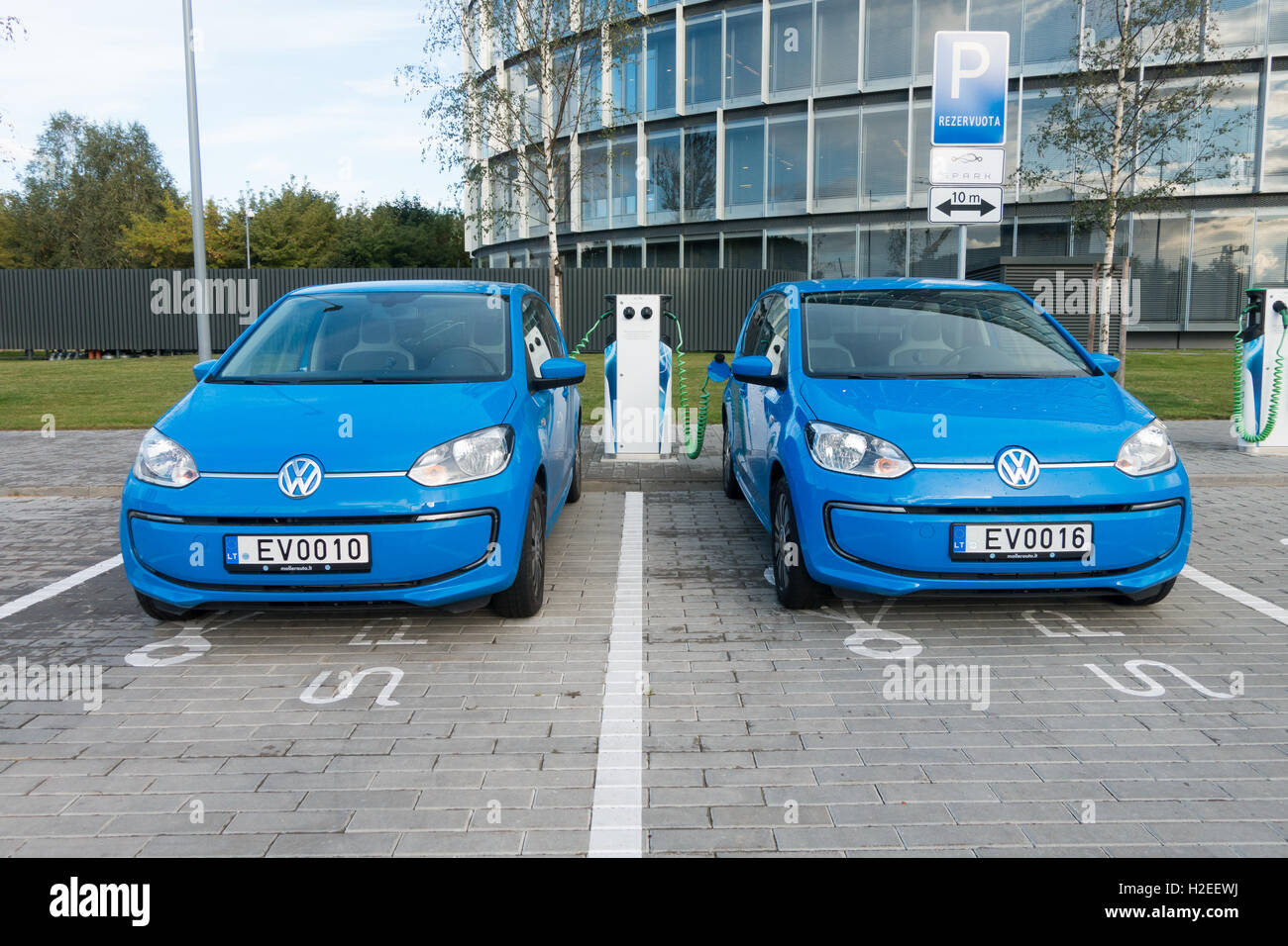 Elektro auto ladestation -Fotos und -Bildmaterial in hoher Auflösung ...