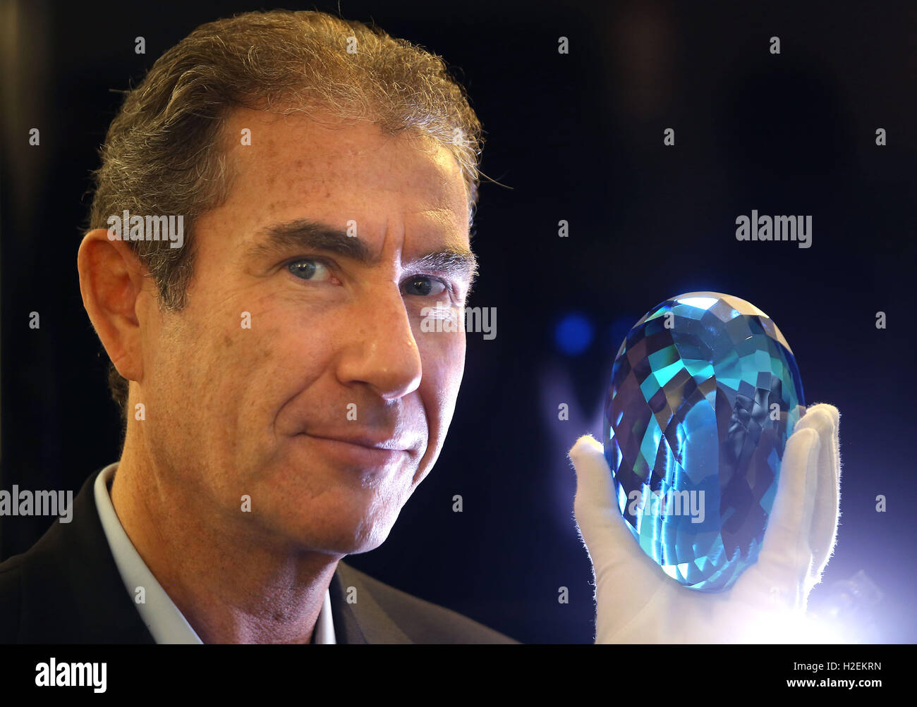 Maurice Ostro von Ostro Mineralien besitzt die weltweit größte Topas ...