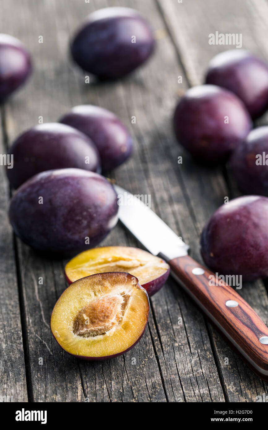 Halbierte Pflaumen Stockfotos und -bilder Kaufen - Alamy