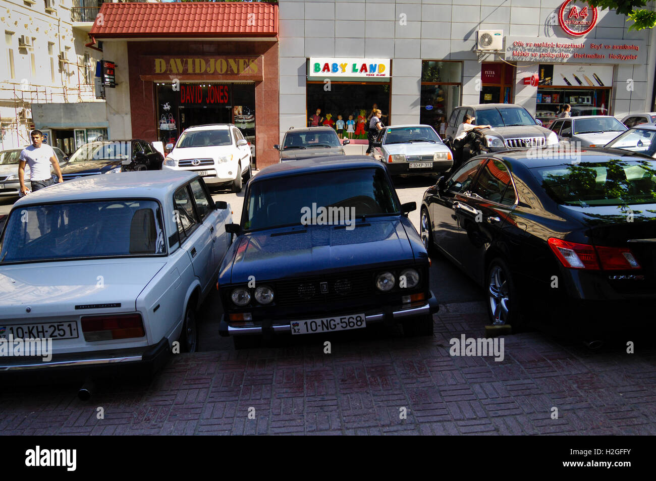 Aserbaidschan, Baku. Luxus-Autos ist ein alltäglicher Anblick in der ...