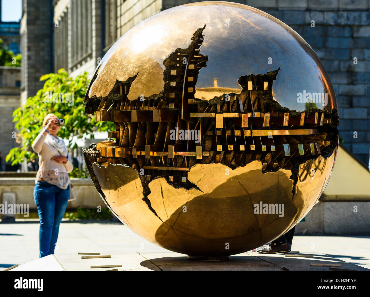Fotografieren von Kugel in Kugel (Sfera Con Sfera) Skulptur von Arnaldo ...