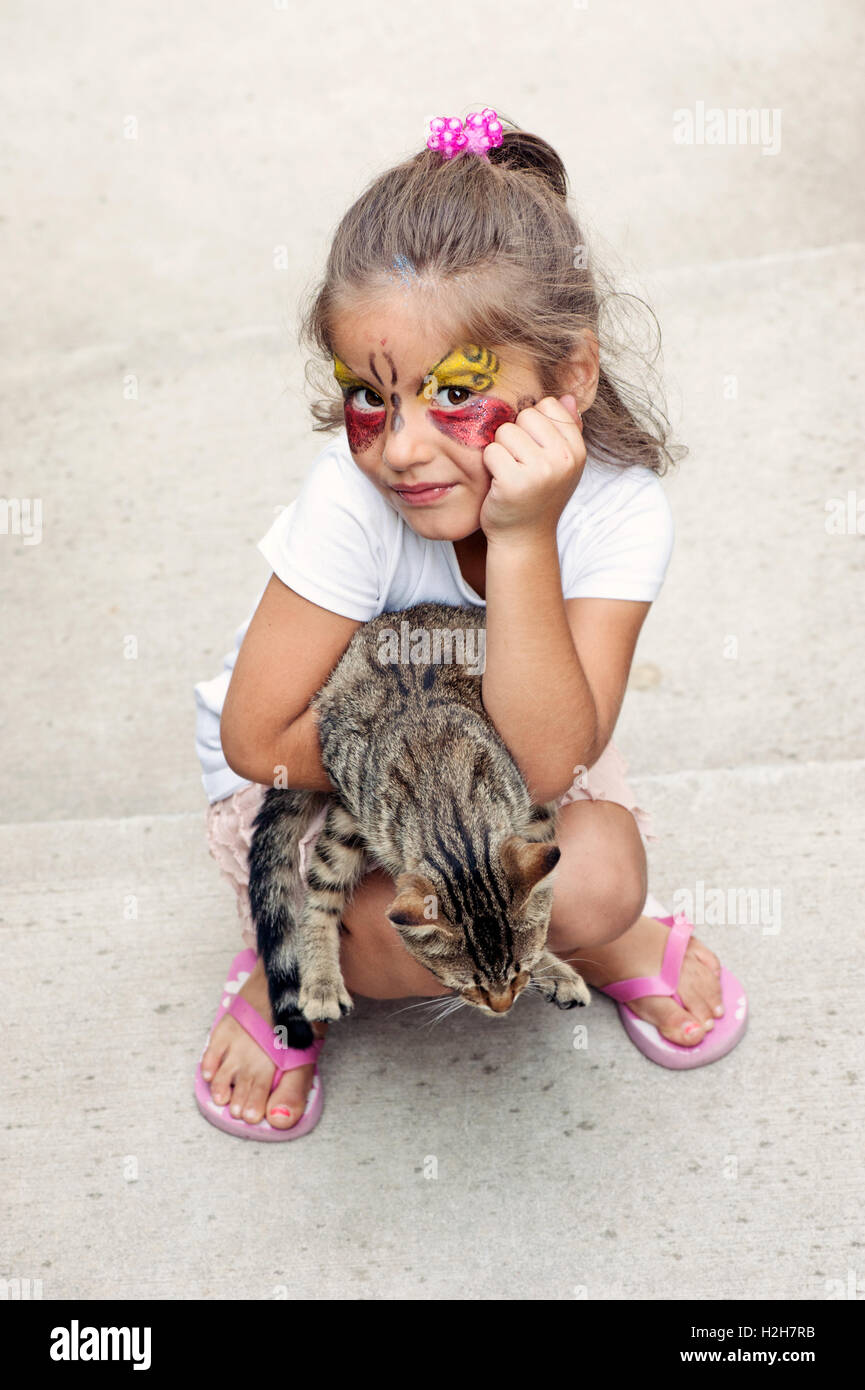 Kleines mädchen mit katze -Fotos und -Bildmaterial in hoher Auflösung ...