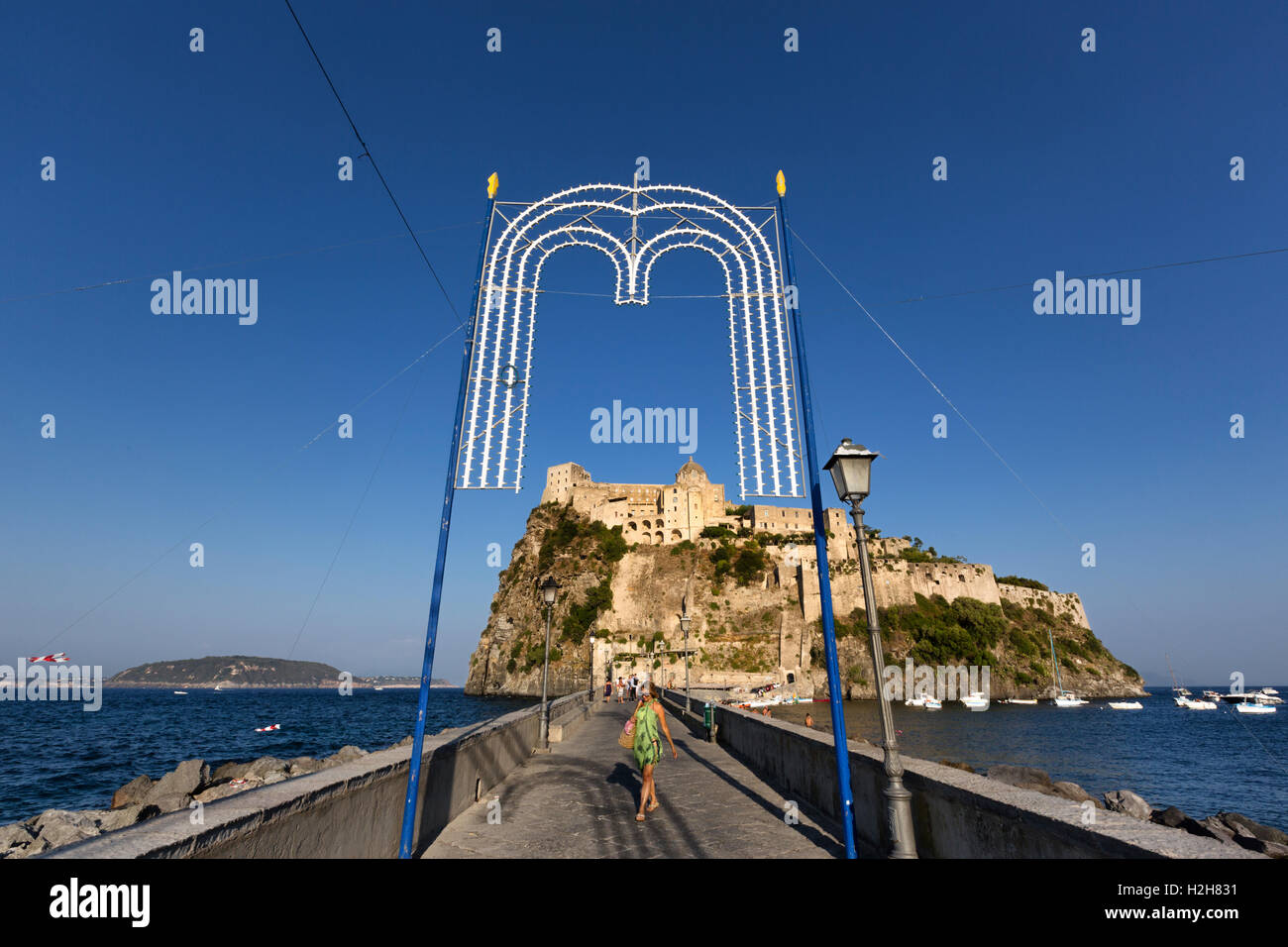 Ischia (Neapel) - Ischia Ponte und Castello Aragonese Stockfotografie ...