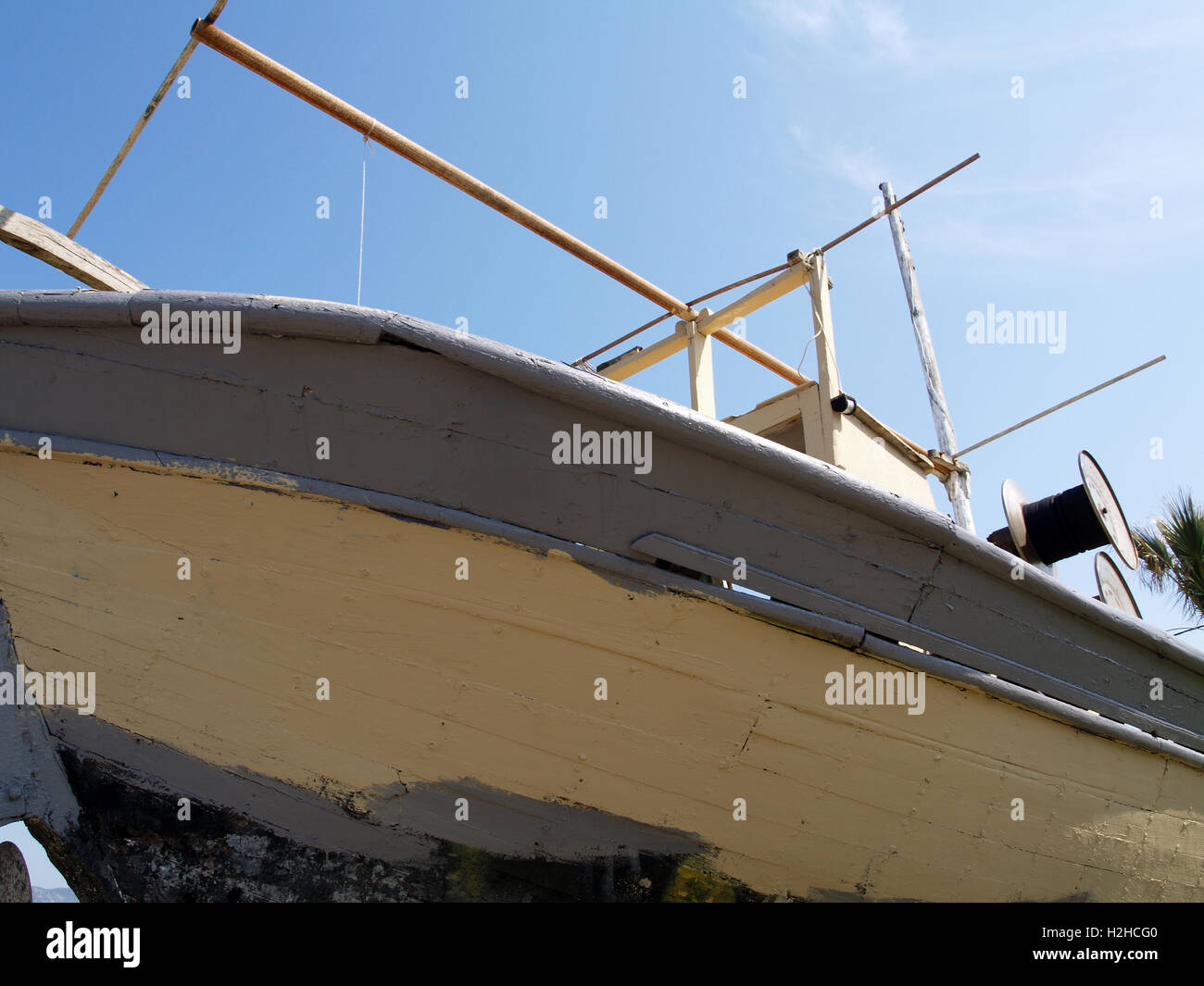 Altes Fischerboot, gemalt, Beige und braun auf Roda Beach, Korfu, jetzt ...