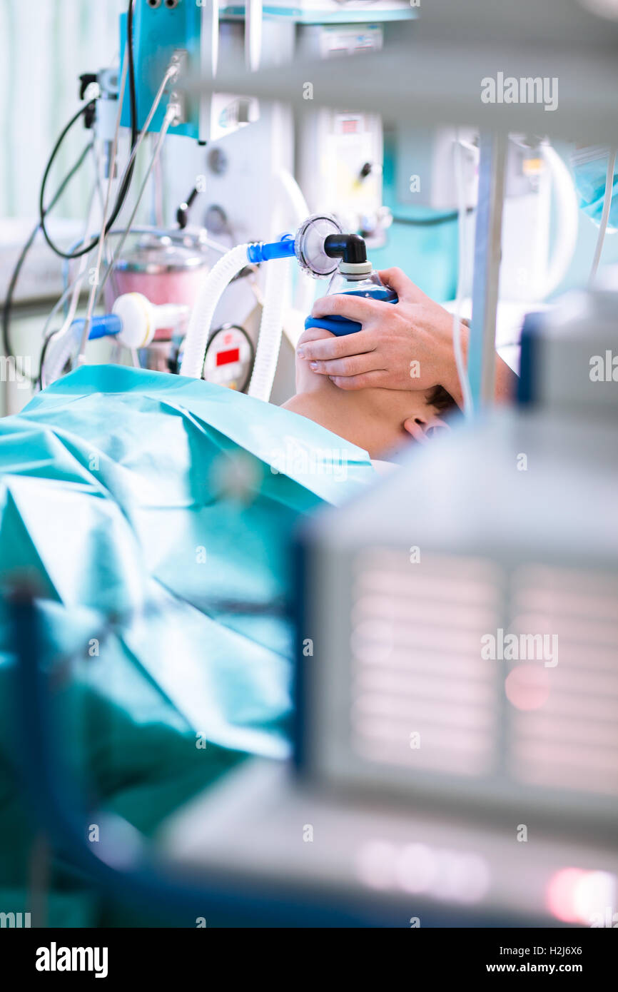 Anästhesie - Patienten unter Narkose, durch eine Maske atmen ...