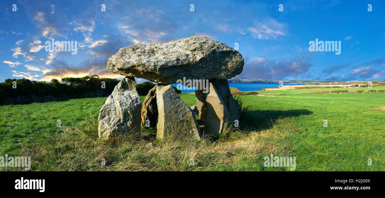 Carreg samson stehende steine -Fotos und -Bildmaterial in hoher ...
