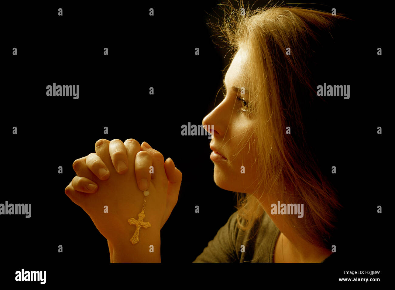 Katholische Mädchen mit einem Rosenkranz beten Stockfotografie - Alamy