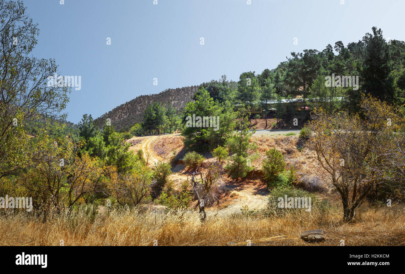 Ausblick vom Hof der Kirche Panagia Tis Asinou. Nikitari Dorf. Zypern ...