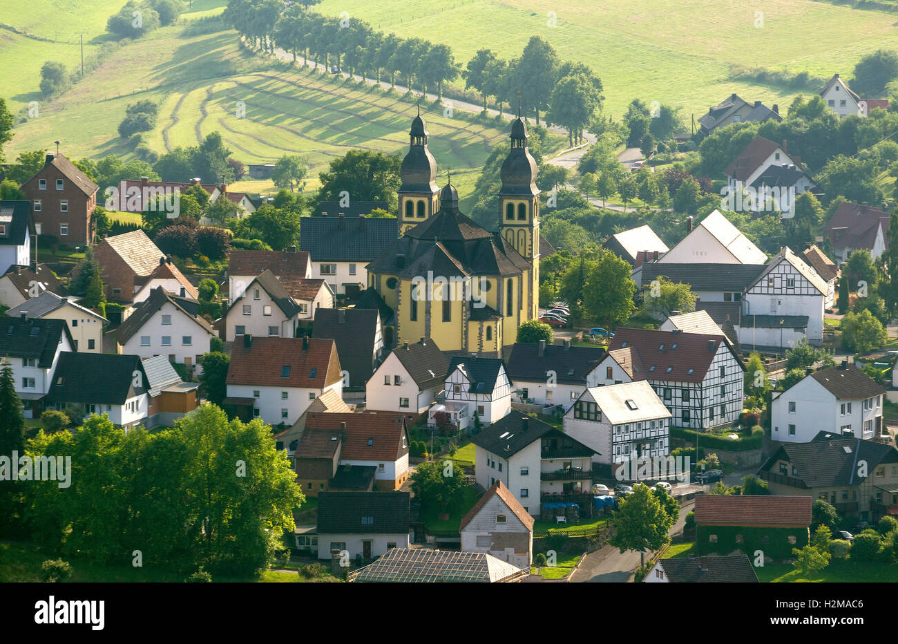 Kirche saint maria magdalena mit zwei gelben pileworks -Fotos und -Bildmaterial in hoher ...