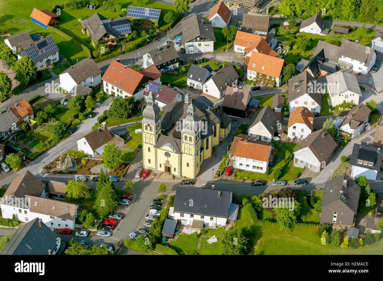 Luftbild, Kirche St. Maria Magdalena mit zwei gelben Pileworks, Padberg ...