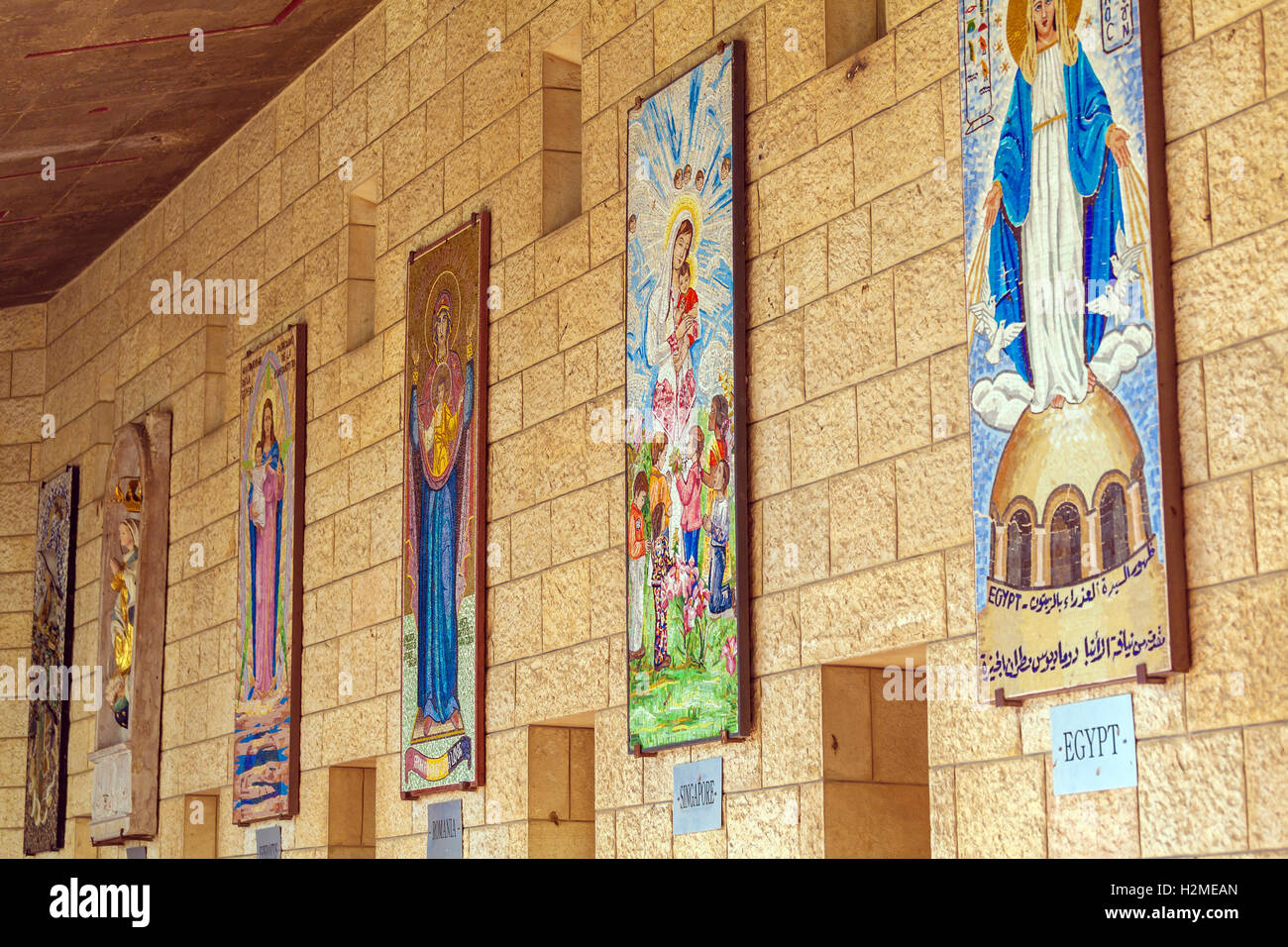 Statue virgin mary church israel -Fotos und -Bildmaterial in hoher ...